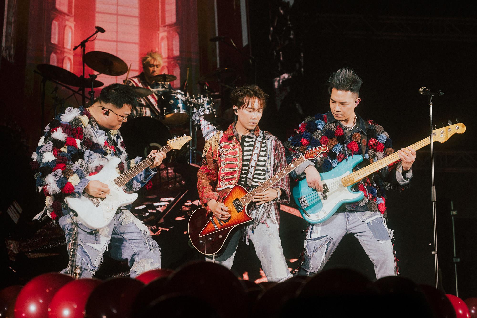 ToNick九展開騷Ryan回港合體 樂迷「傳送」恆仔環繞台邊一圈 | am730